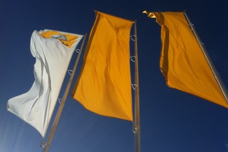 Tryckta Logoflaggor som håller länge - Köp din Logo flagga hos ...